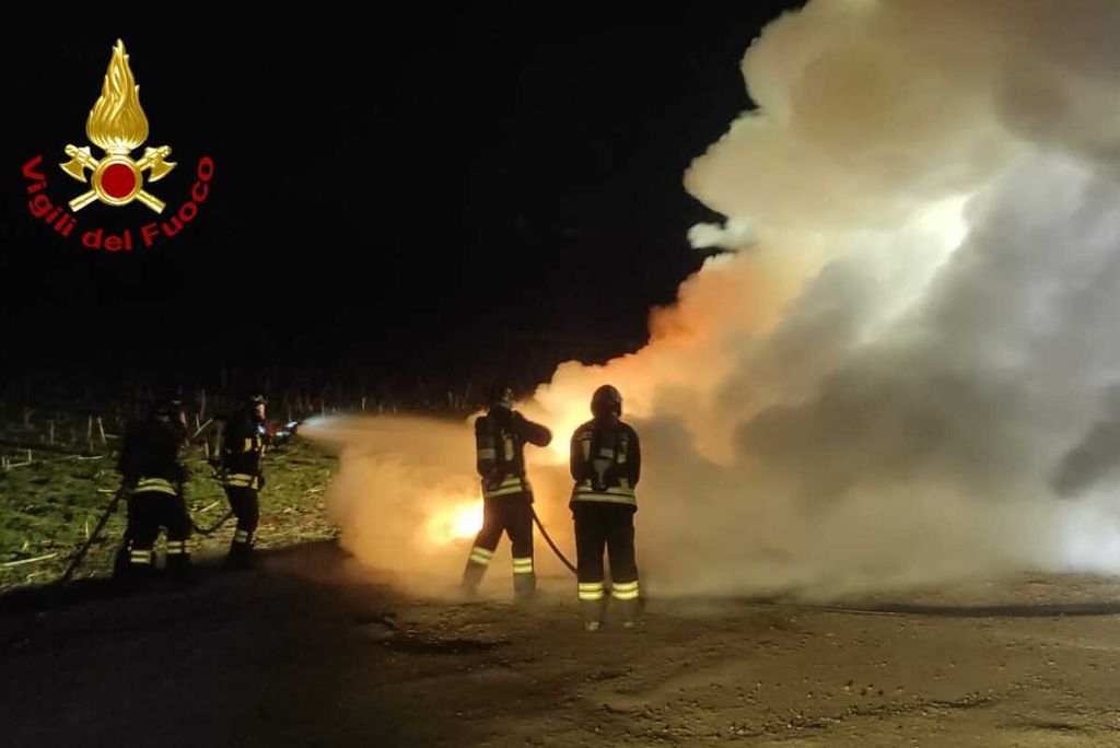Cronaca, auto in fiamme ad Alice Castello, Vigili del Fuoco in azione ...